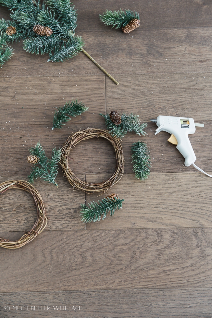 DIY Evergreen Wreaths and Fabric Banners (Free Printables) - Jamie ...
